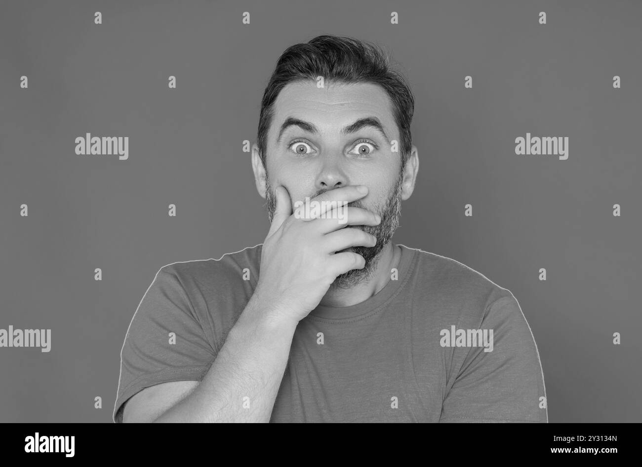 Ein emotional verängstigter Mann sieht ängstlich aus, nervös, zeigt ...
