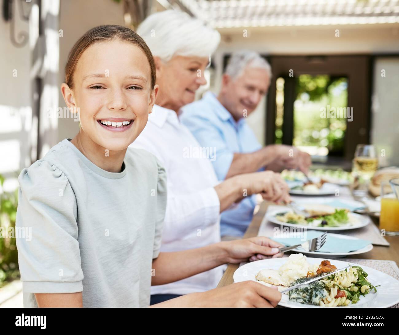Glückliches Mädchen, Porträt und Essen mit der Familie am Esstisch zum ...