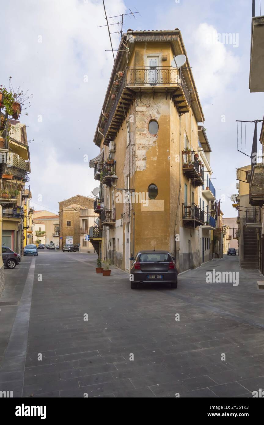 Block der Häuser zwischen einer Gabel von zwei Straßen in der Stadt von ...