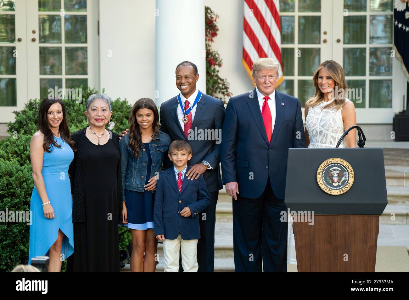 Präsident Donald J. Trump und First Lady Melania Trump posieren für ein ...