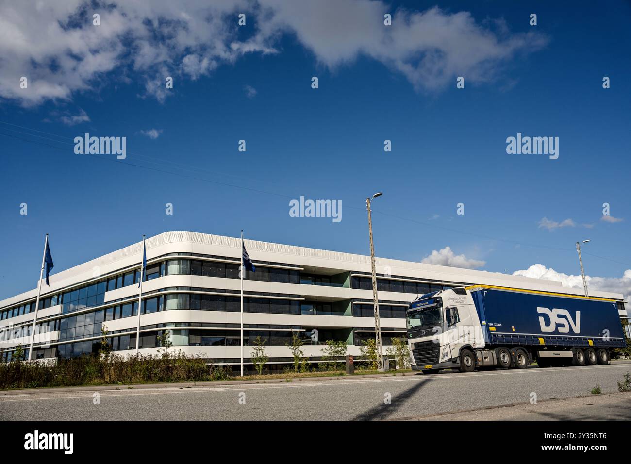 Dänemark. September 2024. Ein Lkw vor dem Logistikzentrum des ...