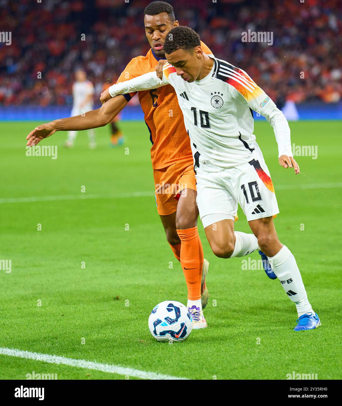 Jamal Musiala, DFB 10 tritt um den Ball, Tackling, Duell, Header ...