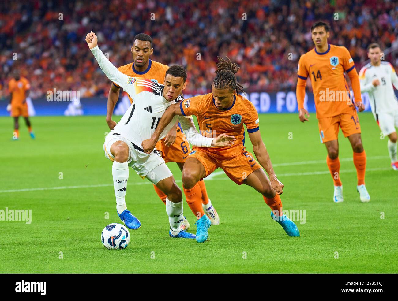 Amsterdam, Niederlande. September 2024. Jamal Musiala, DFB 10 tritt um den Ball, Tackling, Duell ...