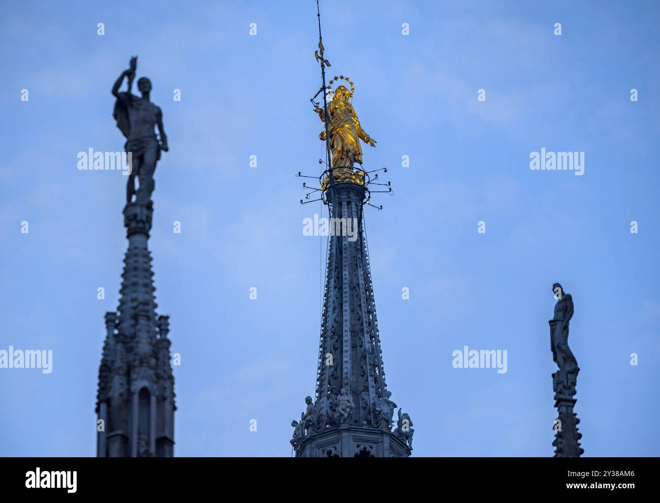 Spitzen der Türme des Mailänder Doms, bei Sonnenaufgang (Lombardei ...