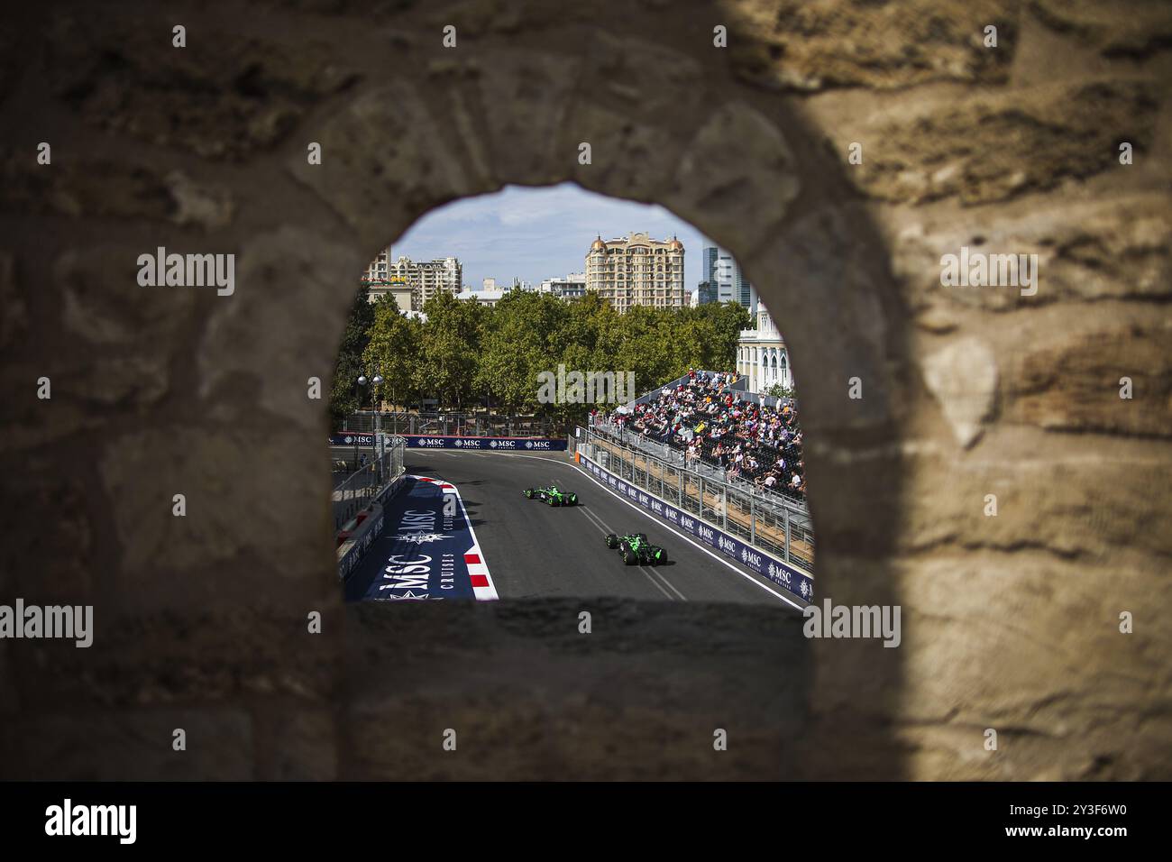 24 ZHOU Guanyu (Chi), Stall F1 Team Kick sauber C44, Action und 77 ...