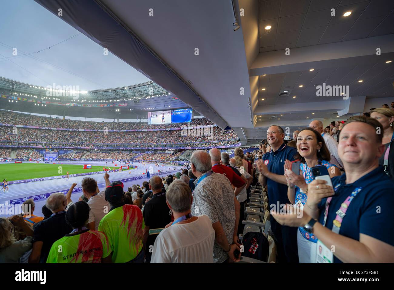 Der zweite Gentleman Doug Emhoff und die Mitglieder der US-Delegation ...