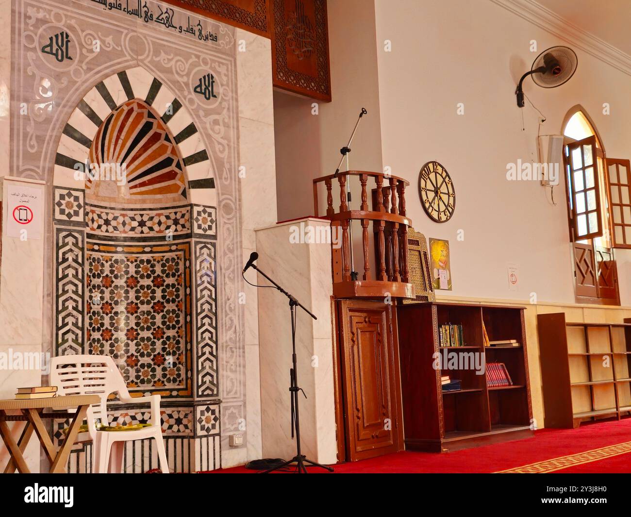 Kairo, Ägypten, 4. September 2024: Eine Moschee Mihrab und Kanzel, eine ...