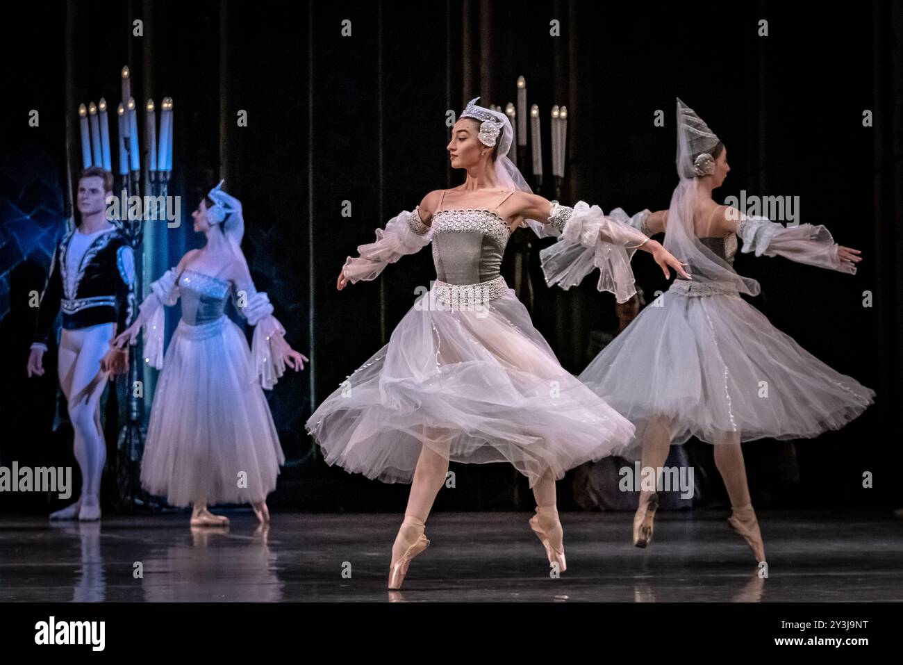 Das State Ballet of Georgia spielt eine aufwendige Inszenierung des ...