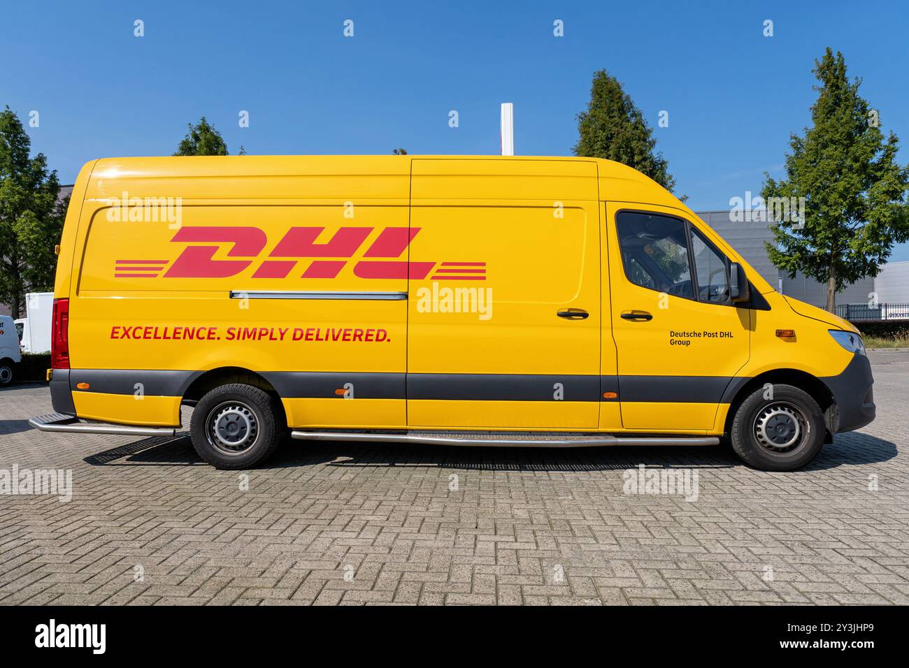 Dhl lieferwagen mercedes -Fotos und -Bildmaterial in hoher Auflösung ...