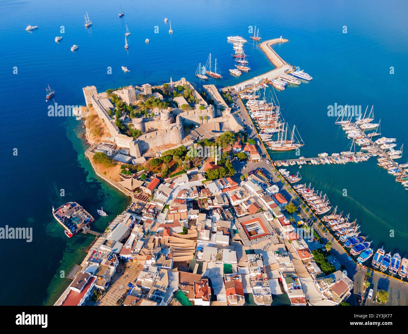 Das Schloss von Bodrum St. Peter und der Yachthafen aus der ...