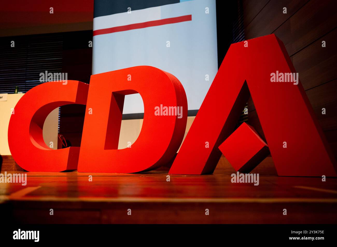 Weimar, Deutschland. September 2024. Das CDA-Logo auf der Bühne. Die 40 ...