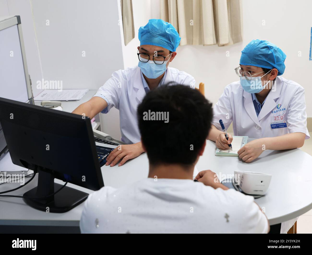 (240915) -- HUANJIANG, 15. September 2024 (Xinhua) -- Tan Shuzhen (R ...