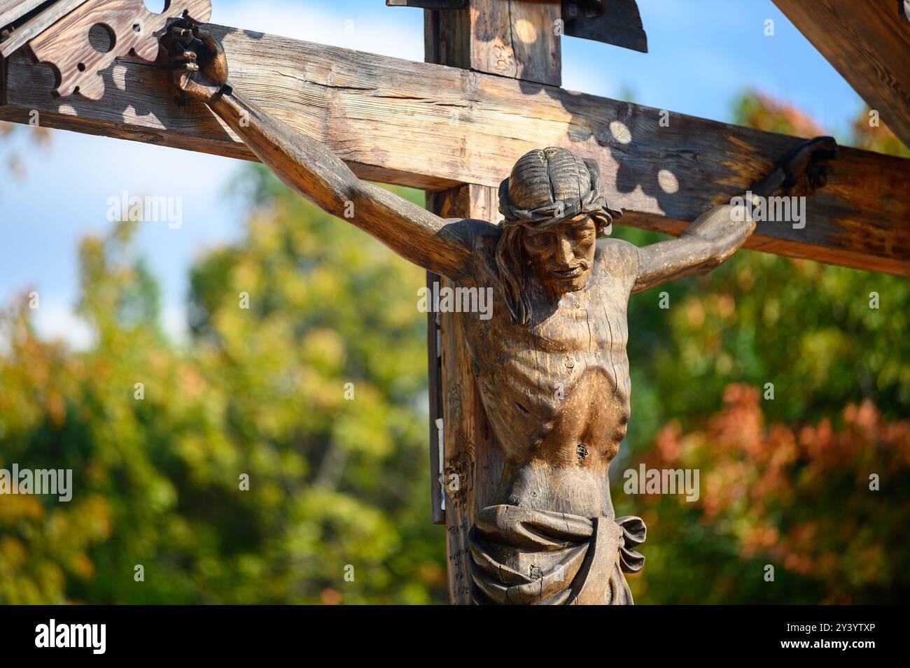 Ein hölzerner gekreuzigter Jesus auf dem Berg Podbrdo, dem Anblick auf das Dorf Medjugorje in ...