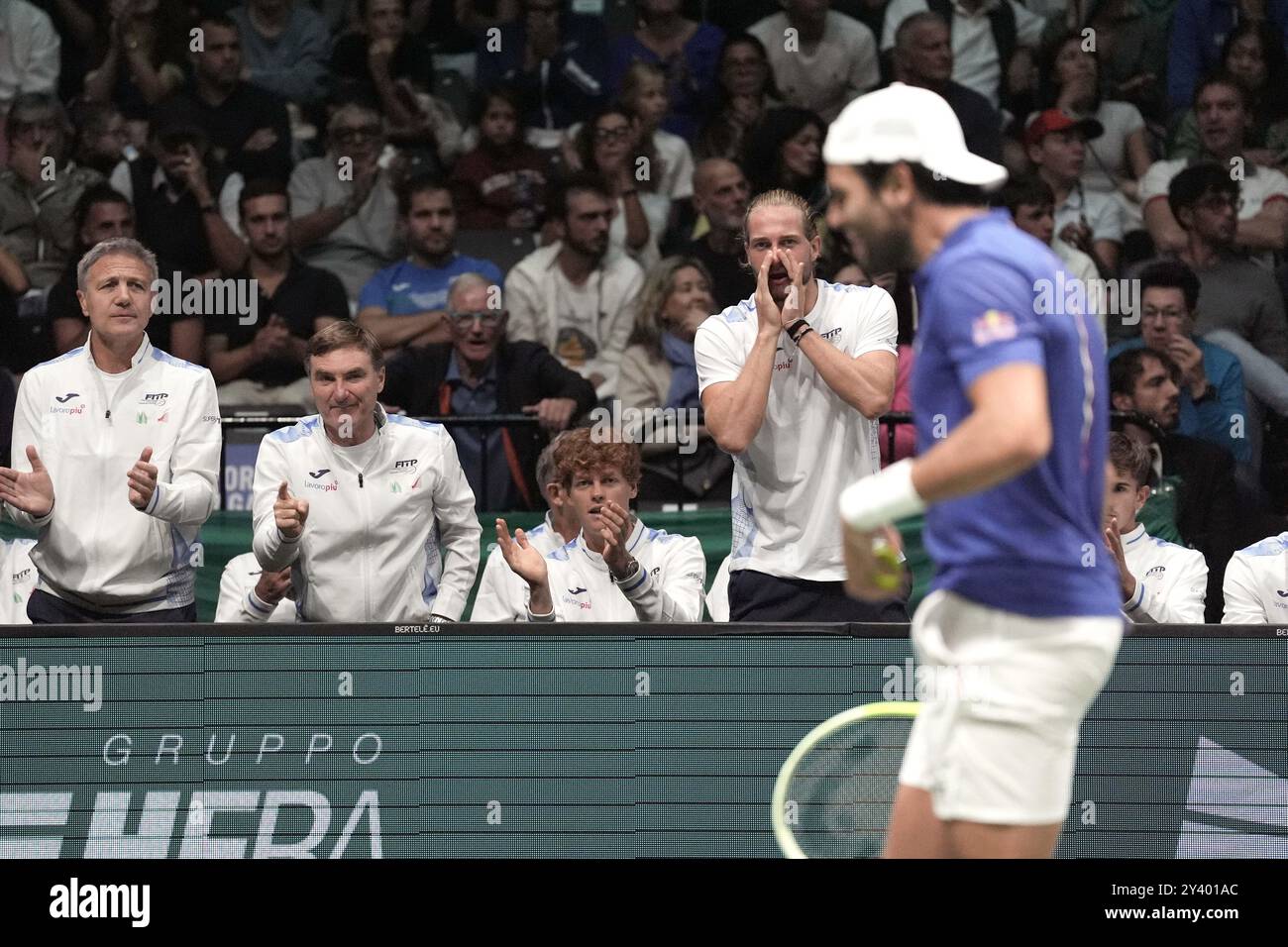 Jannik Sinner applaudiert Matteo Berrettini während des Spiels 2024 in der Davis Cup Finals ...
