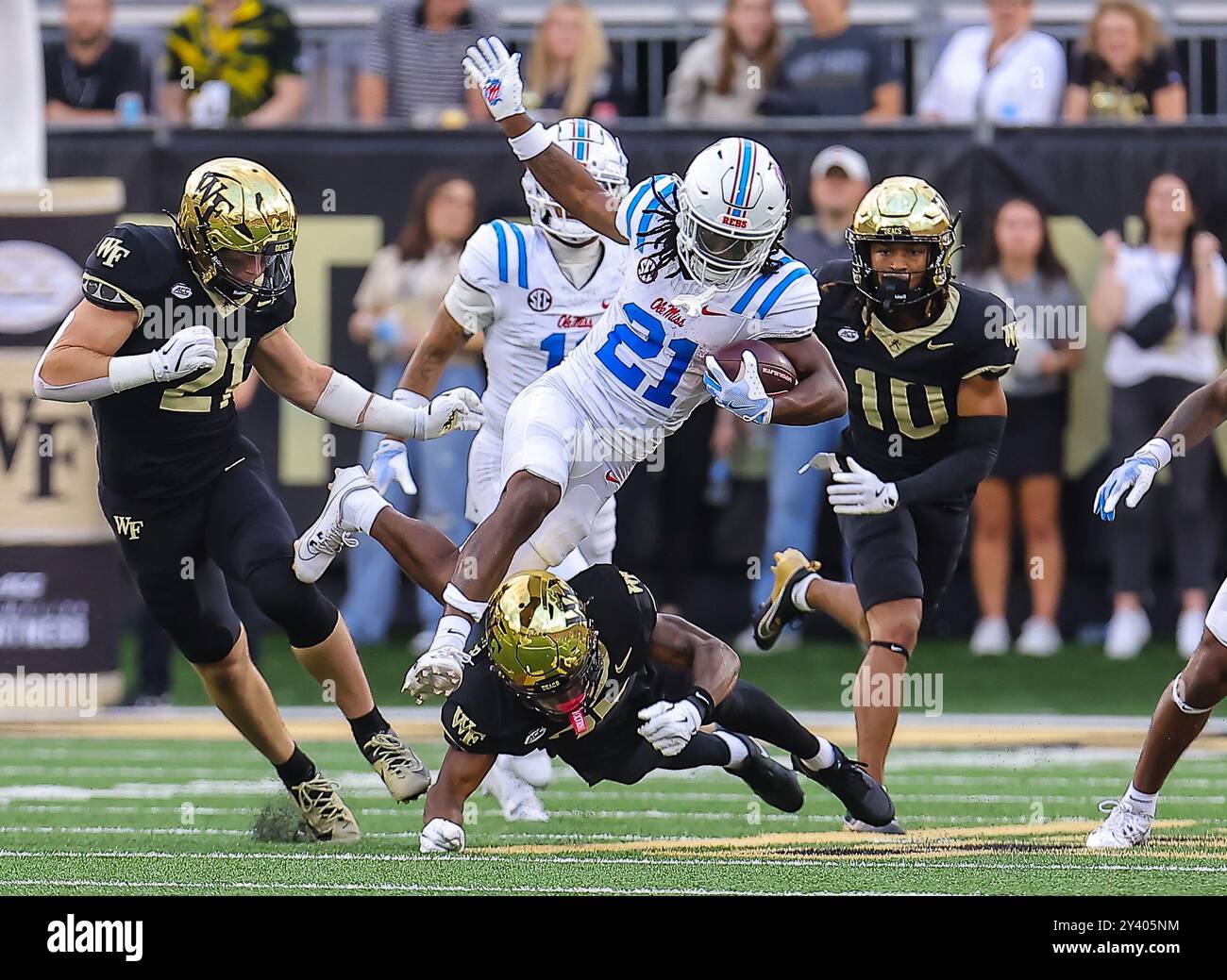 14. September 2024: Mississippi Senior Henry Parrish Jr. (21) wird von ...