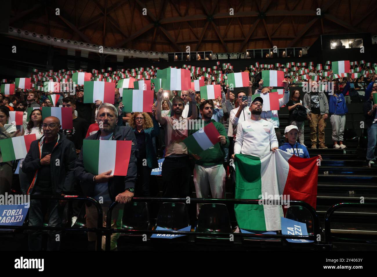 Anhänger Italiens während des 8. Tennisspiels im Davis Cup zwischen ...