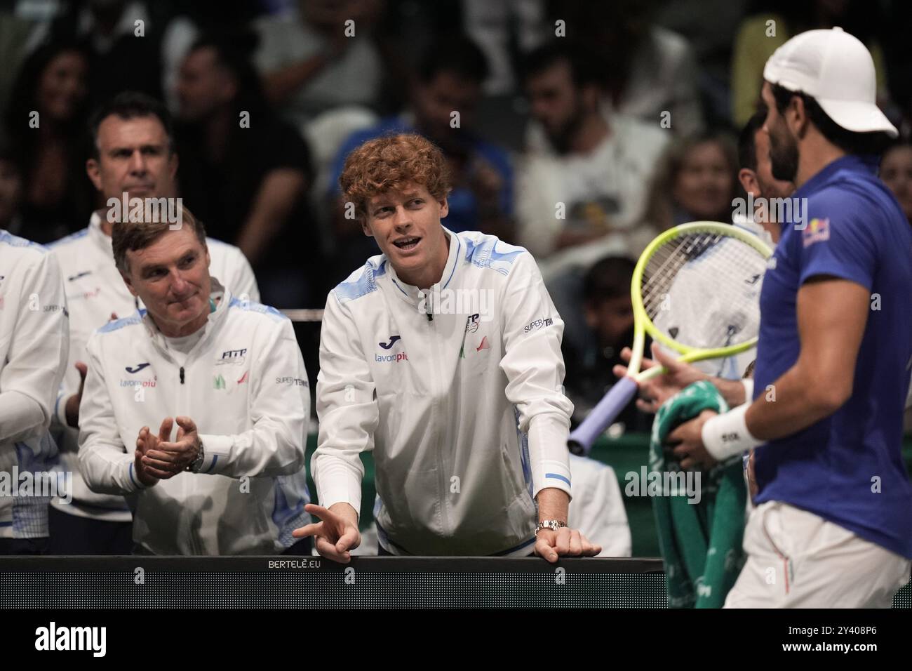 Jannik Sinner spricht Matteo Berrettini während des Spiels 2024 in der Davis Cup Finals Group A ...