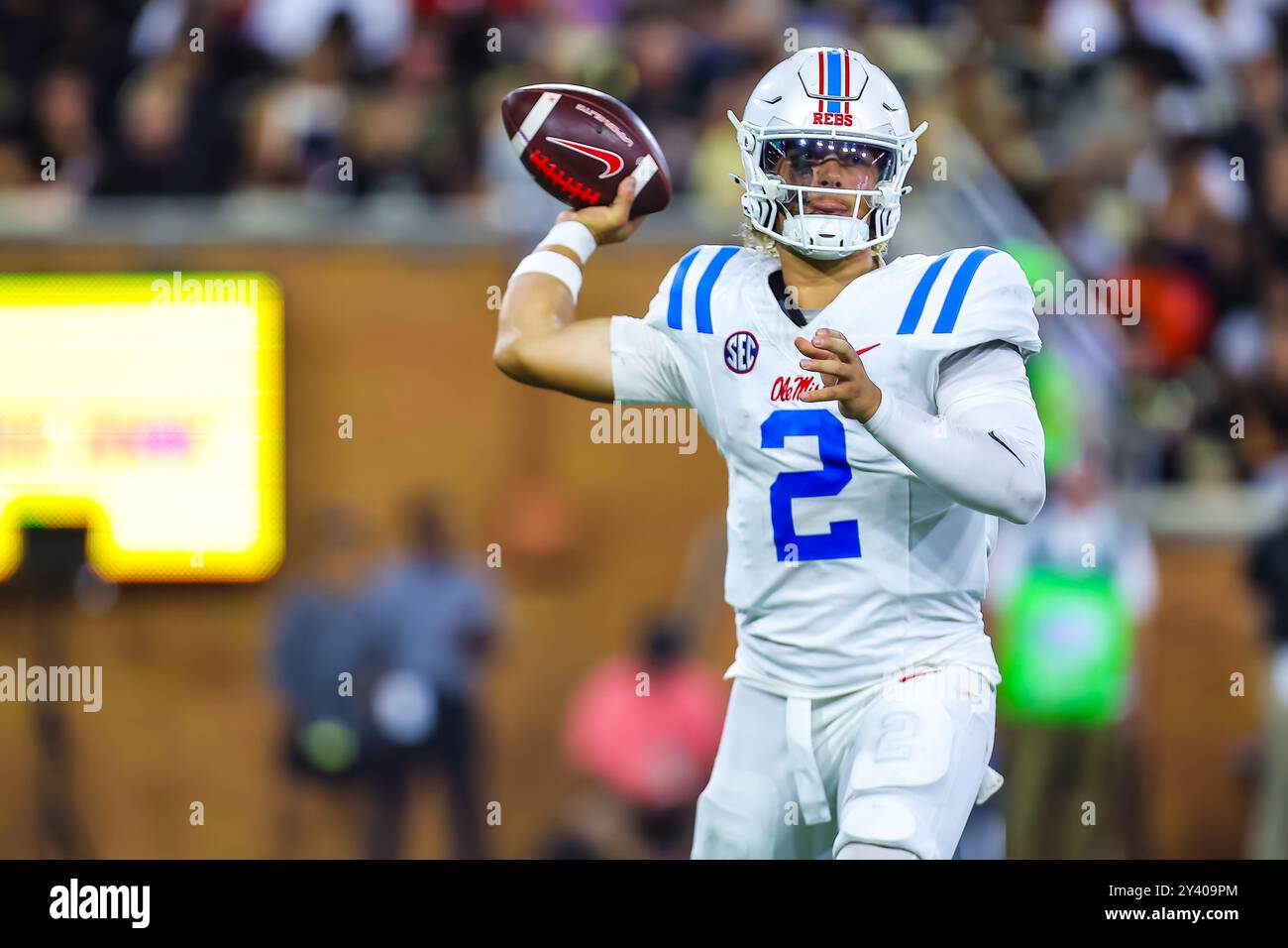 14. September 2024: Mississippi Senior Jaxson Dart (2) wirft den Ball ...
