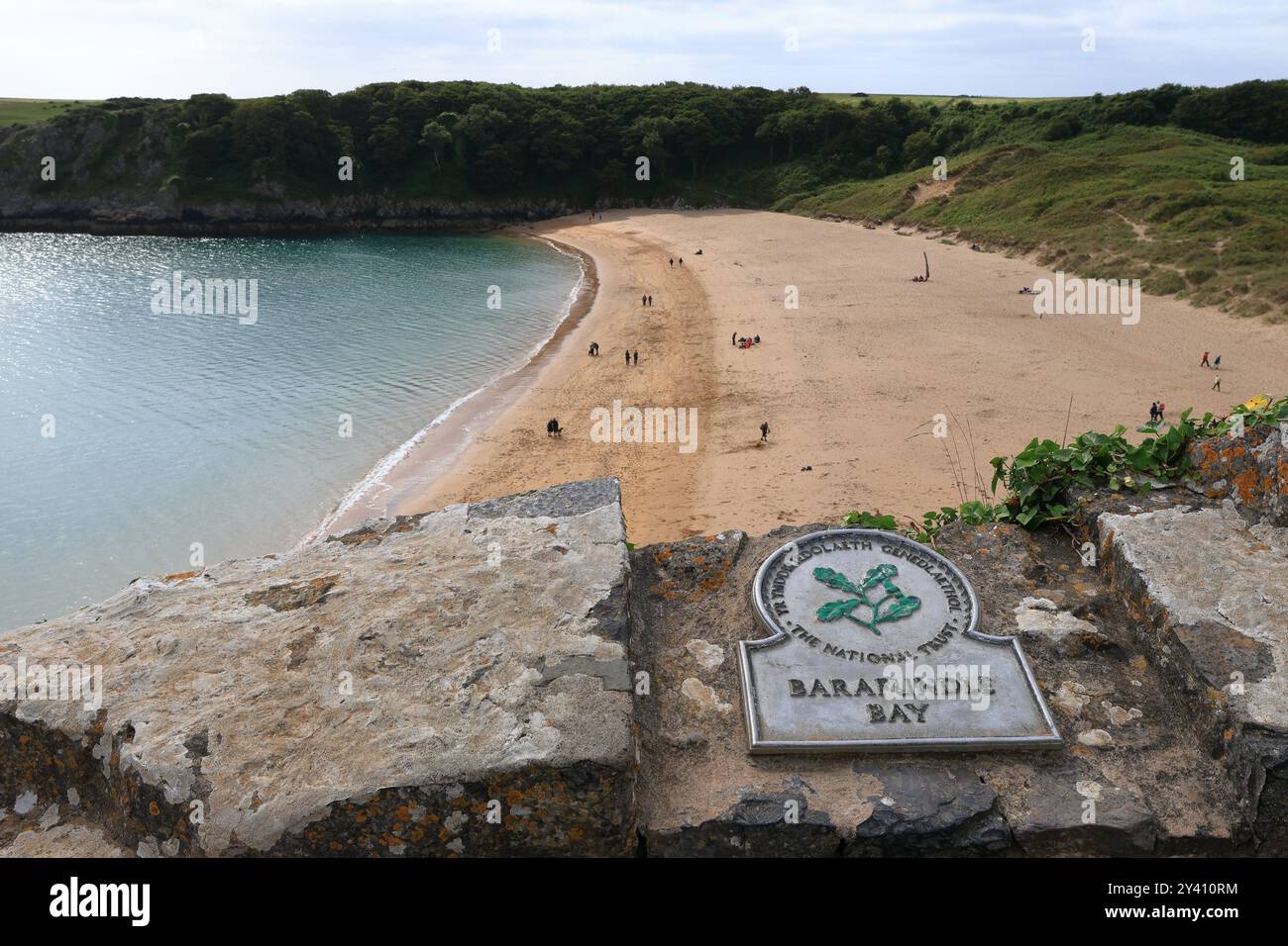 Der sandige Strand von Barafundle in Pembrokeshire, Wales, liegt im ...