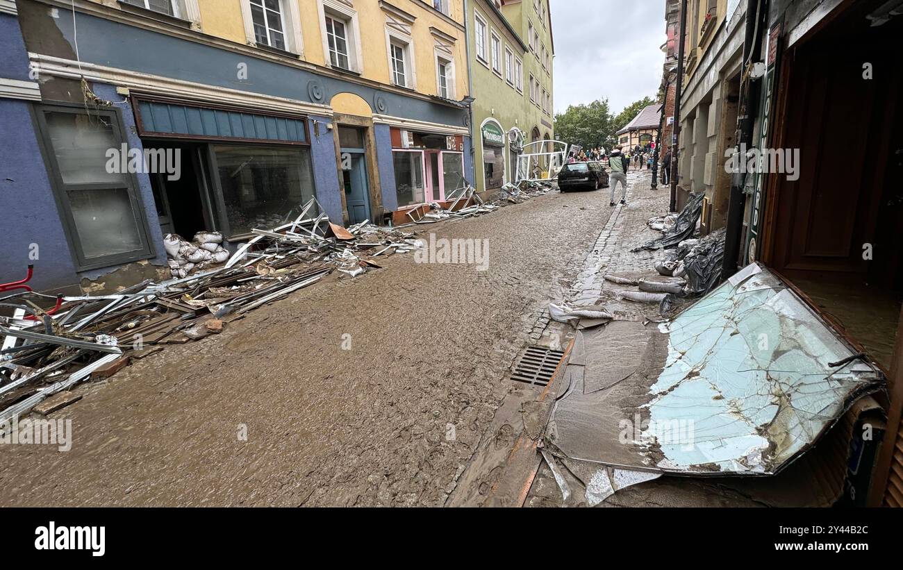 Nach den extremen Regenfällen sinken in einigen Regionen die Pegel der ...