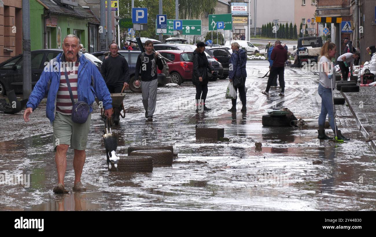 Nach den extremen Regenfällen sinken in einigen Regionen die Pegel der ...