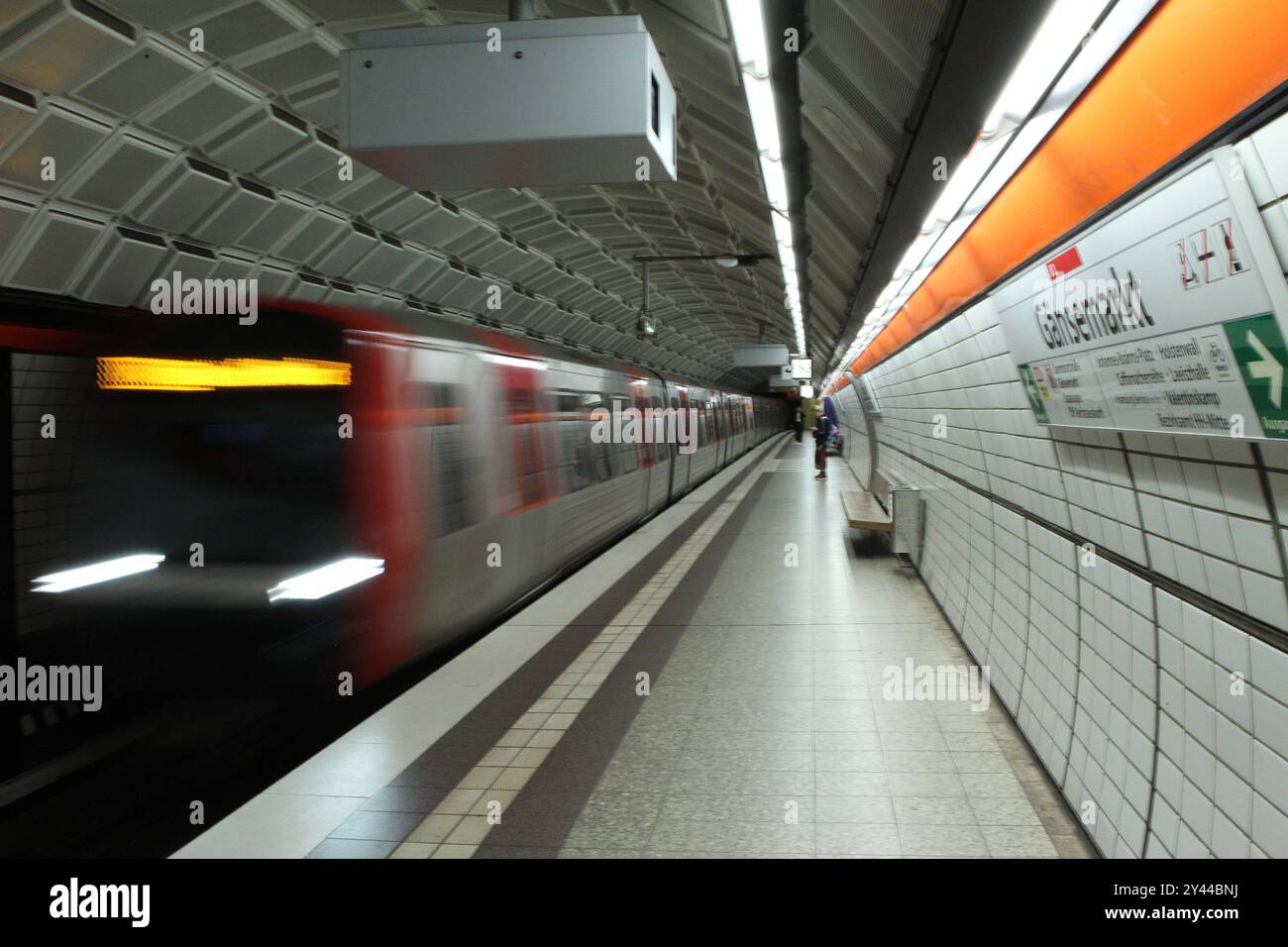 Eine U-Bahn der Linie U2 in Richtung Schlump fährt in die Haltestelle ...