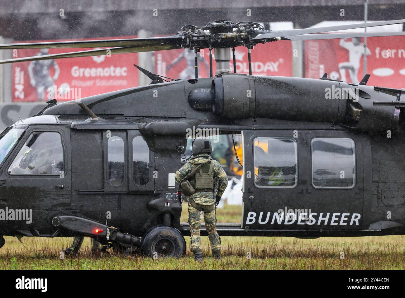 16. September 2024, Österreich, St. Pölten: Vor einem Stadion steht ein ...