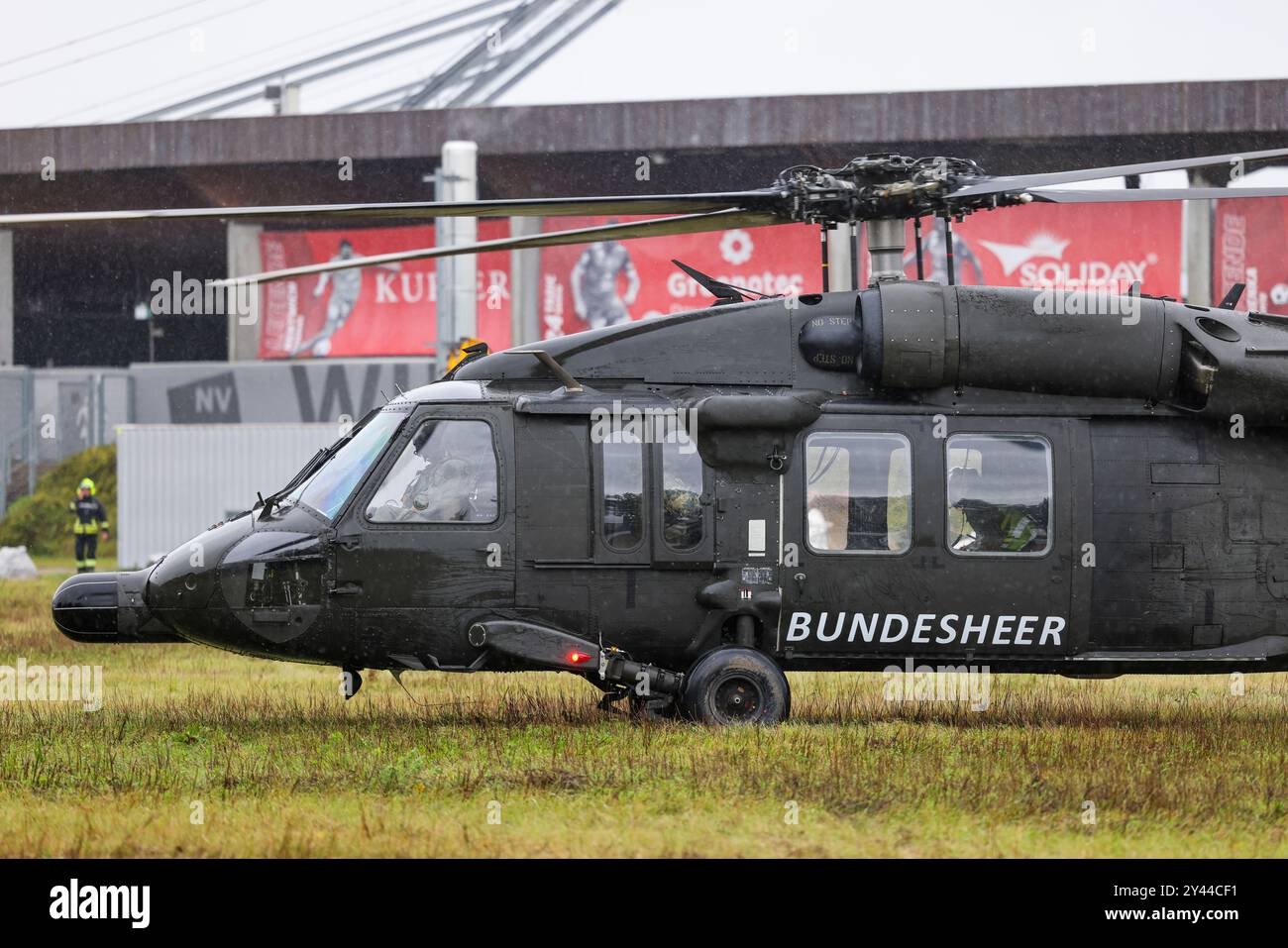 16. September 2024, Österreich, St. Pölten: Vor einem Stadion steht ein ...