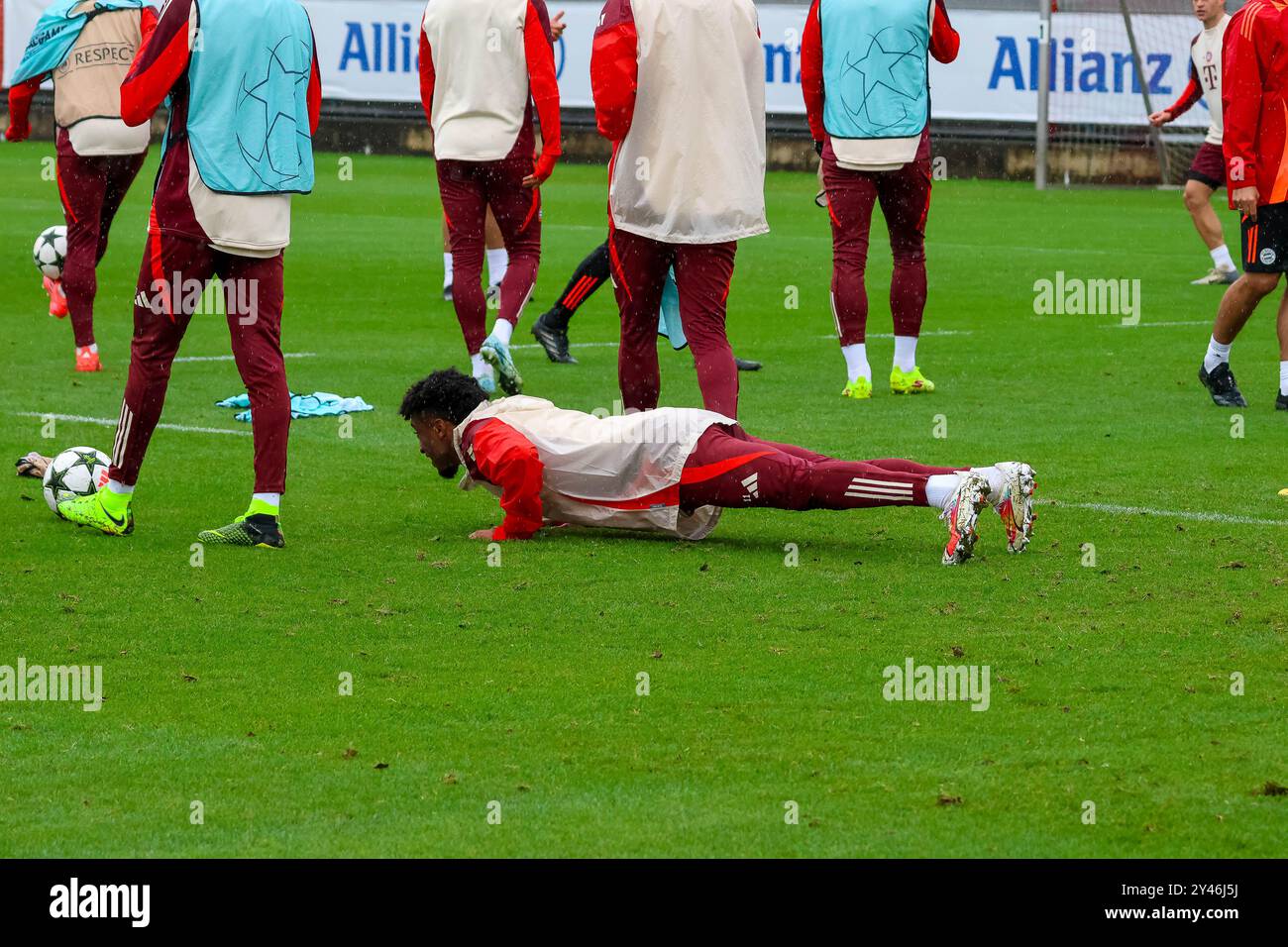 Kingsley Coman (FC Bayern München, 11) macht Liegestuetze beim Training ...