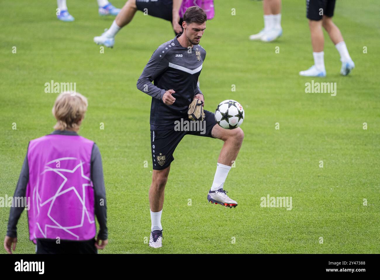 Pascal Stenzel vom VfB Stuttgart trainierte auf der VfB Stuttgart Pitch ...