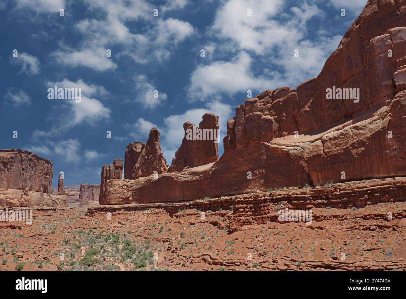 Berge mit steilen Wänden, die an Wolkenkratzer am Aussichtspunkt der ...
