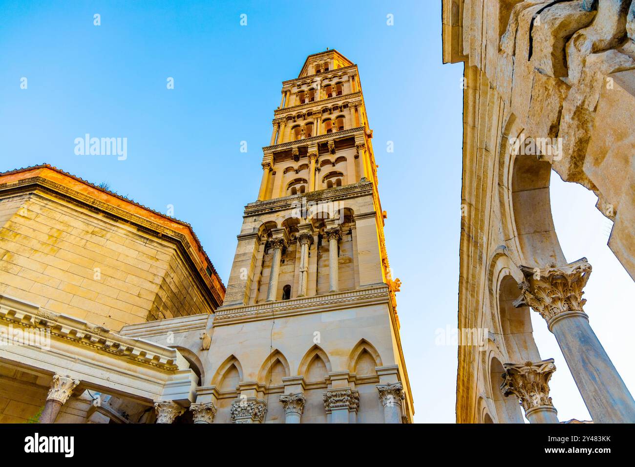 Glockenturm der Kathedrale St. Domnius aus dem 12. Jahrhundert und ...