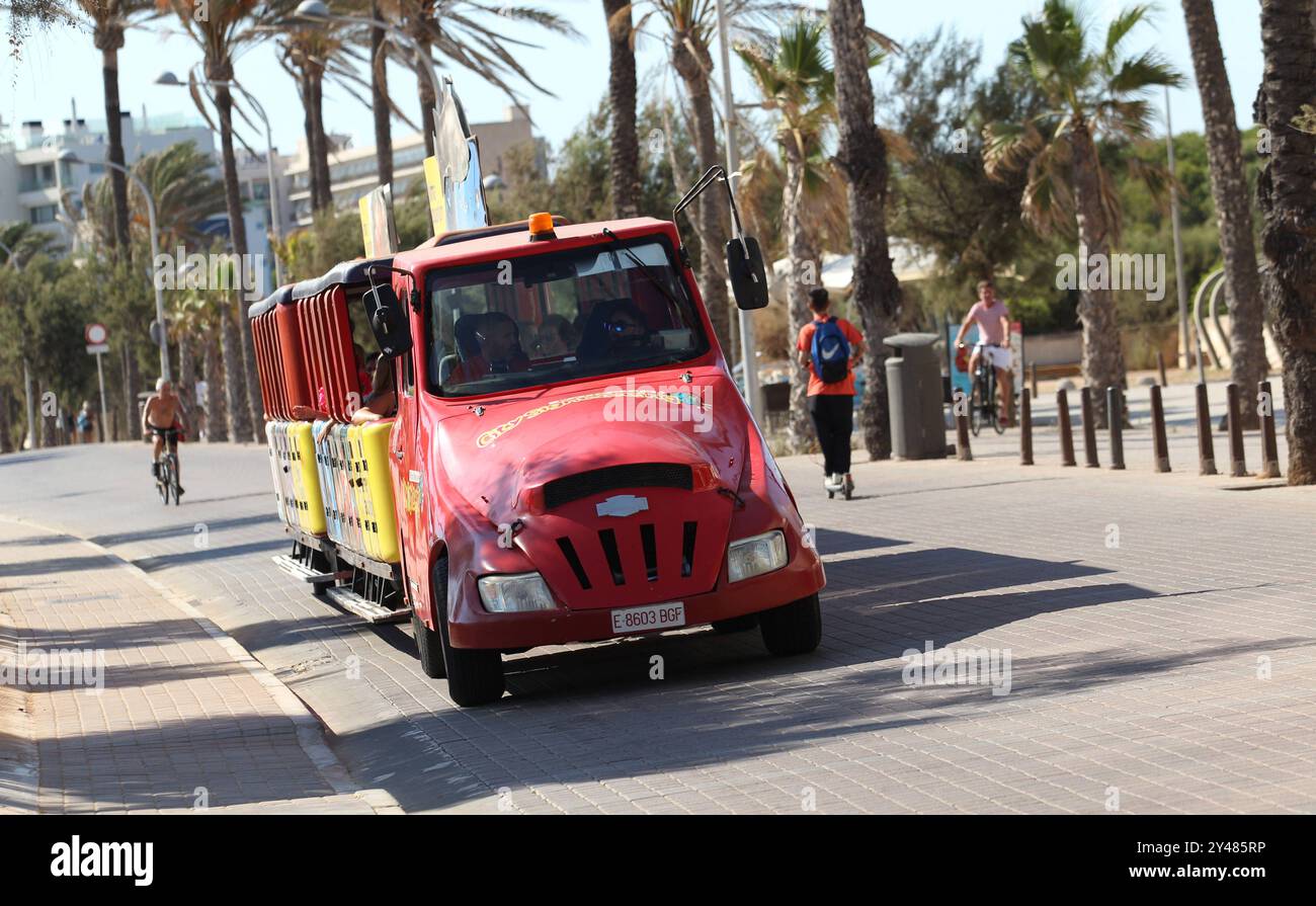 Die Bimmelbahn Tren Turistico fährt entlang der Strandpromenade von Arenal. Mallorca Spanien ...