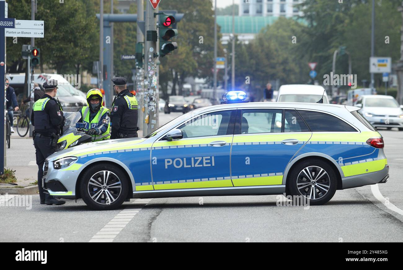 Ein Einsatzwagen der Hamburger Polizei steht mit Blaulicht auf einer ...