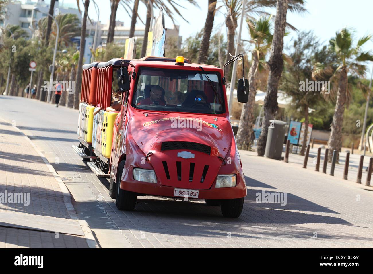 Die Bimmelbahn Tren Turistico fährt entlang der Strandpromenade von Arenal. Mallorca Spanien ...
