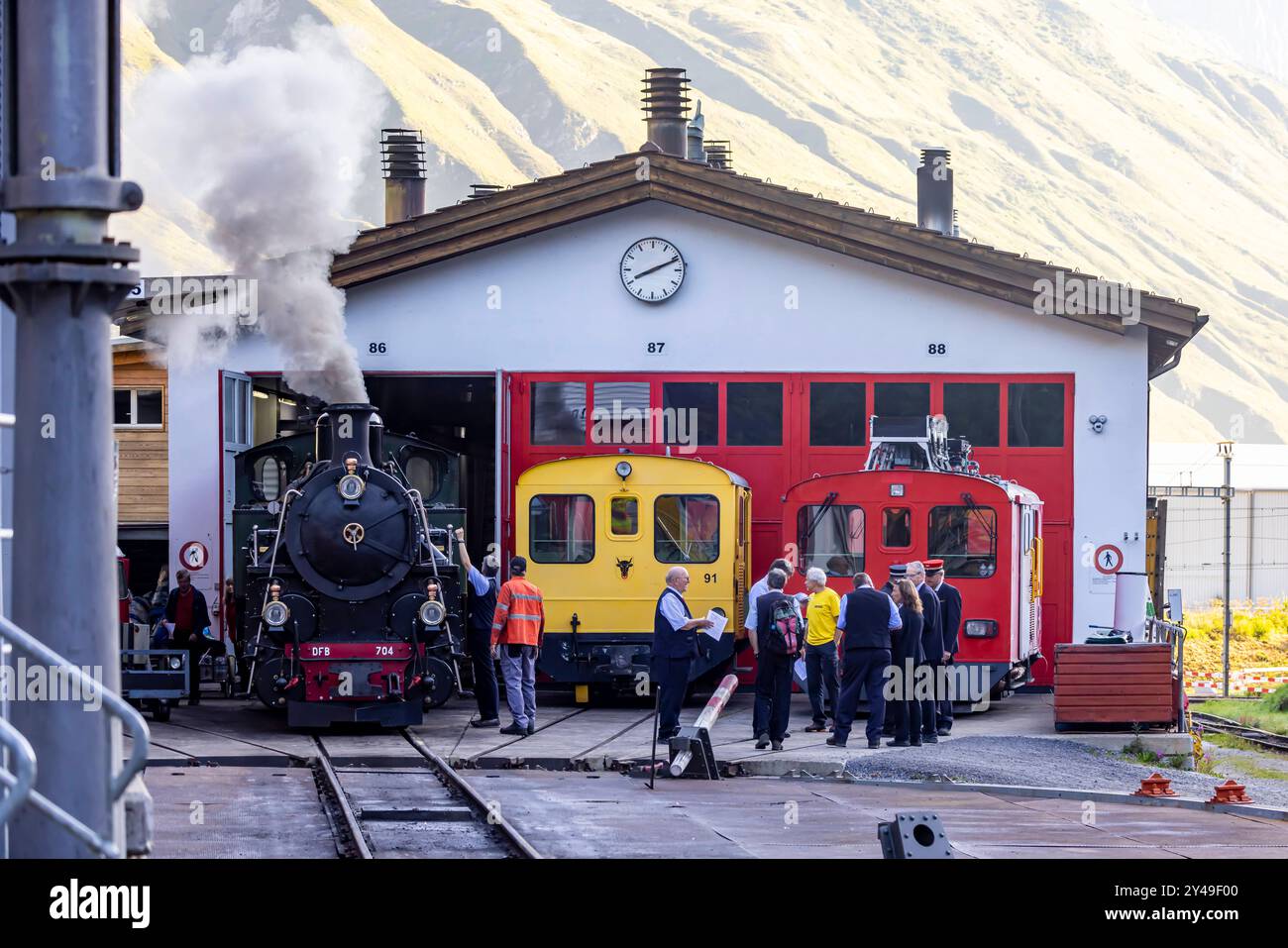 Die Dampfbahn Furka-Bergstrecke DFB betreibt auf einer knapp 18 ...