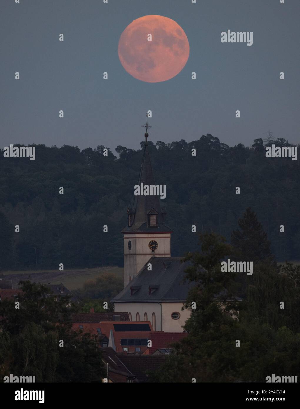 Wehrheim, Deutschland. September 2024. Der Supermond erhebt sich hinter ...