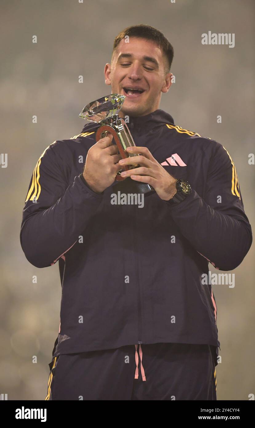 Leonardo Fabbri aus Italien mit seiner Diamond League Trophy für 2024 ...