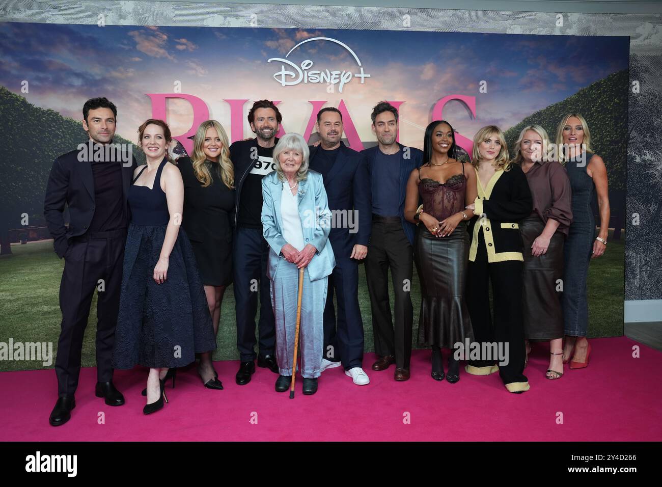 (Von links nach rechts) Aidan Turner, Katherine Parkinson, Emily Atack ...