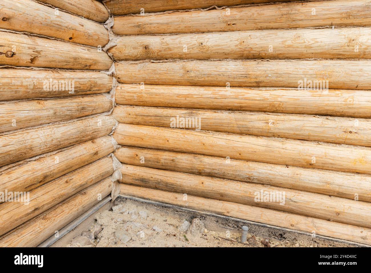 Eine Ecke eines neuen Holzhausinneren aus naturfarbenen ...