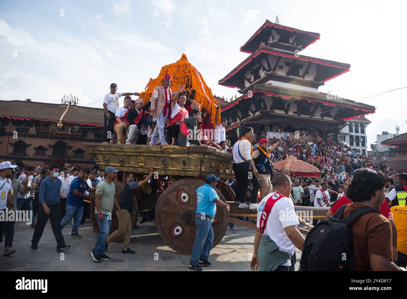 Kathmandu, Nepal. September 2024. Devotees ziehen den Wagen der Göttin ...