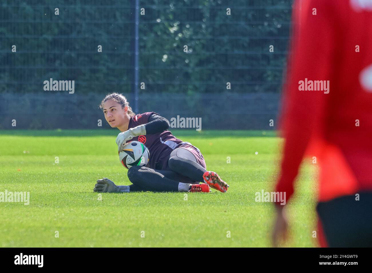 Maria Luisa Grohs (FC Bayern München, 01) mit Ball im Trainingsspiel ...