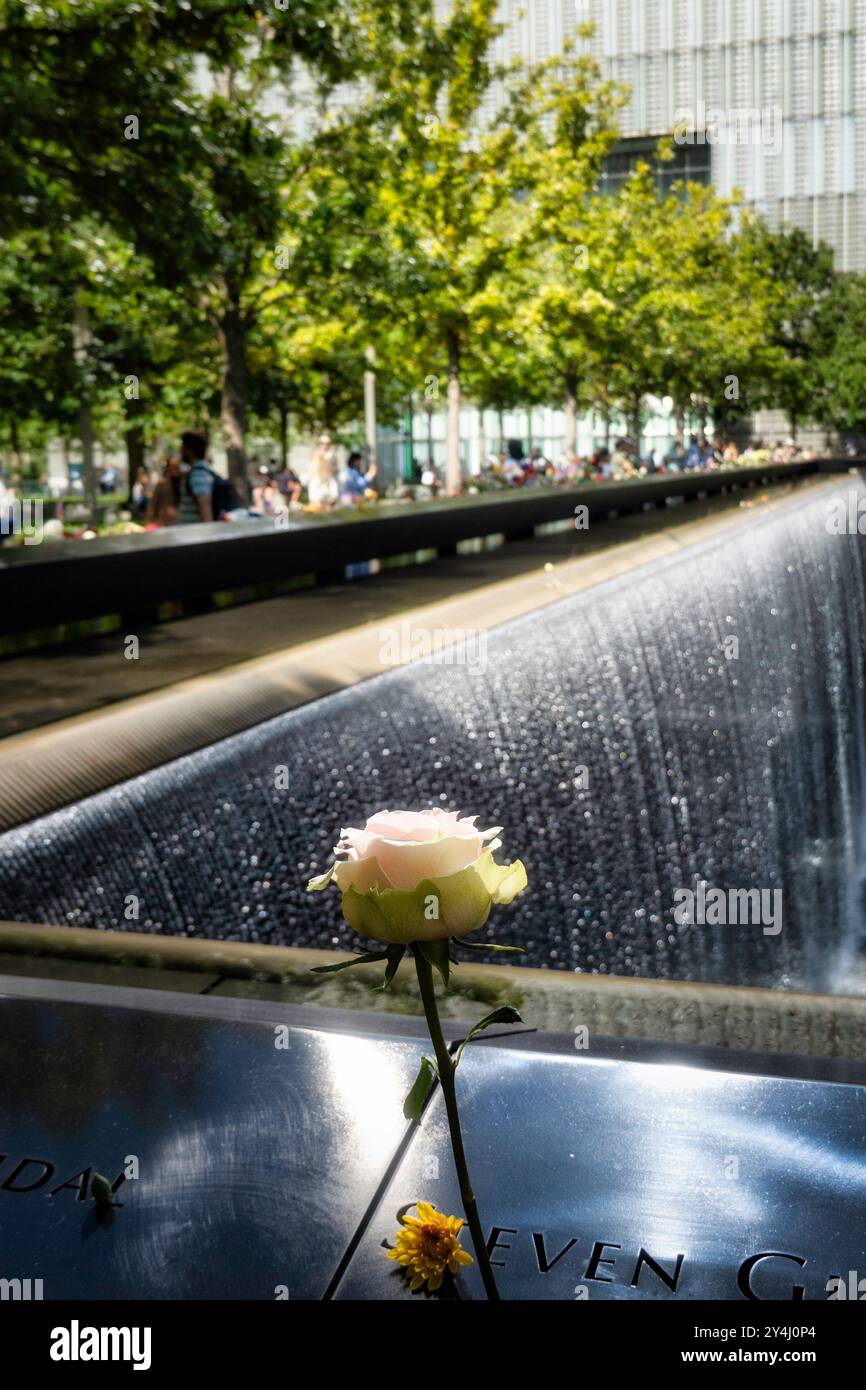 WTC Footprint Pool und Wasserfälle „Reflecting Abwesenheit“ im National ...