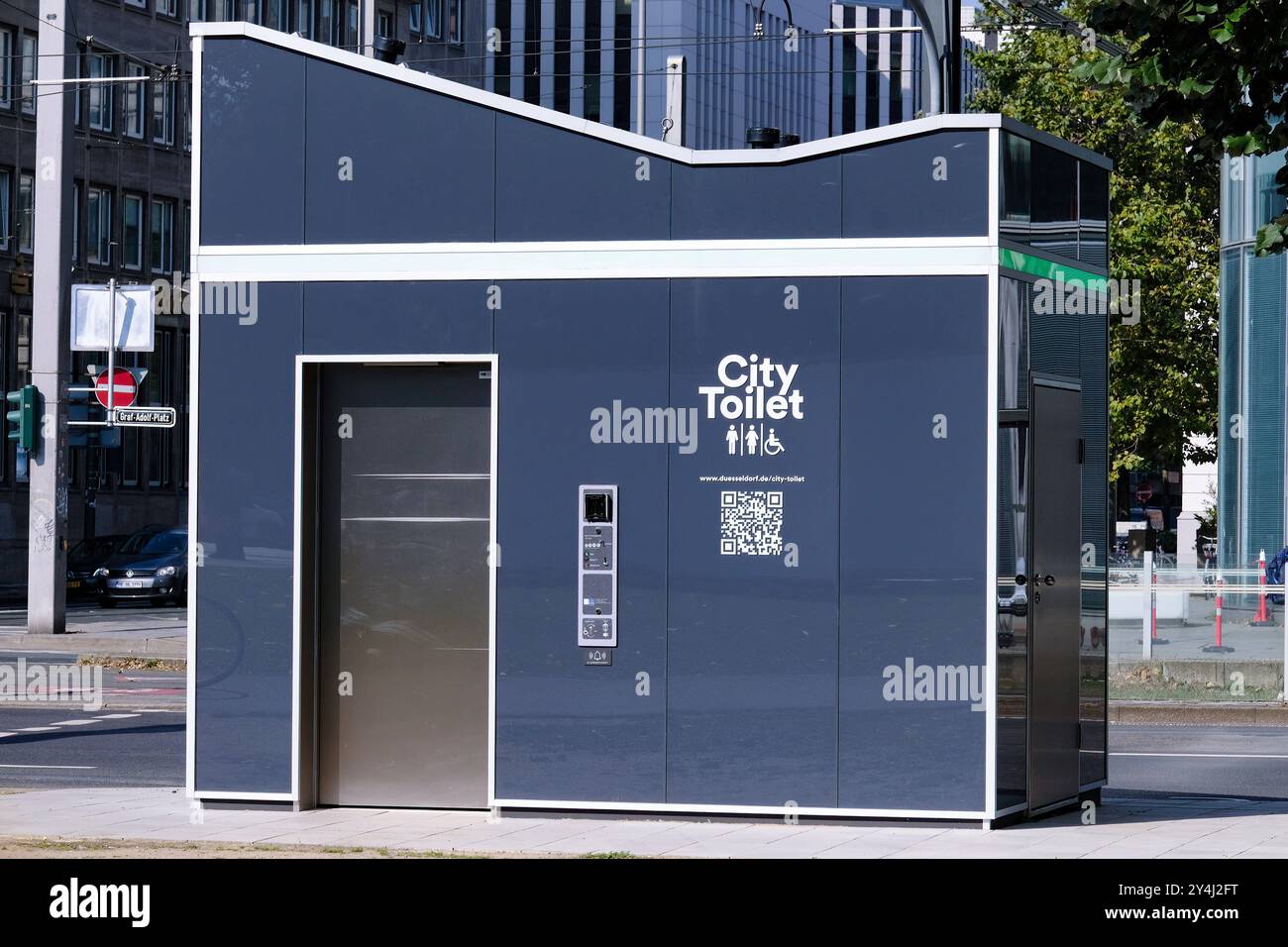 Düsseldorf 18.09.2024 City Toilette Pissoir öffentliche Toilette Klo ...