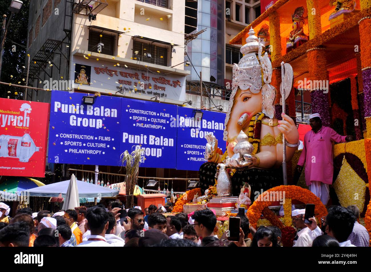 Pune, Indien – 17. September 2024: Tulshibag Ganapati Ganesh Immersion ...