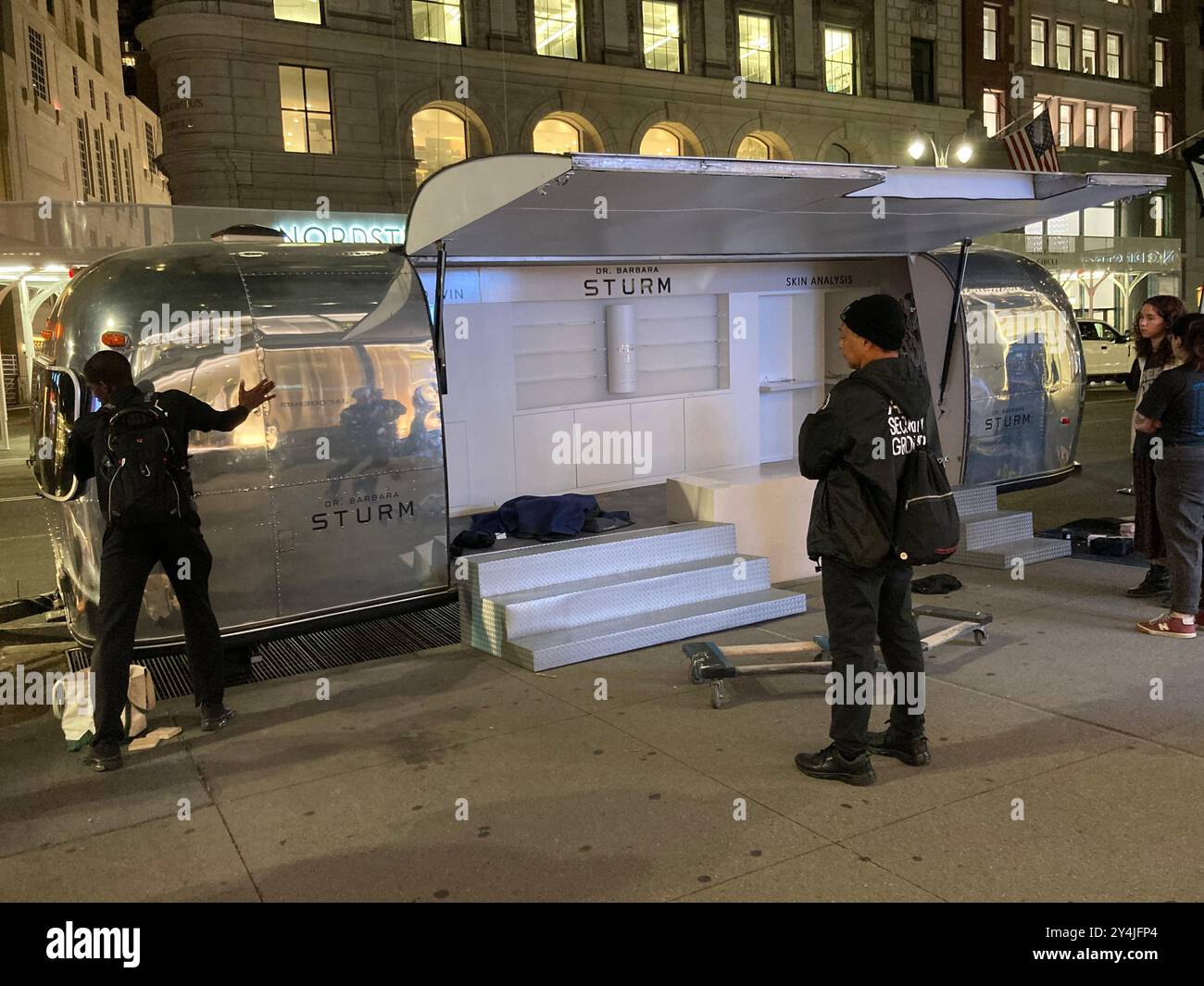 Die Arbeiter packen einen umfunktionierten Airstream-Trailer ein, der ...
