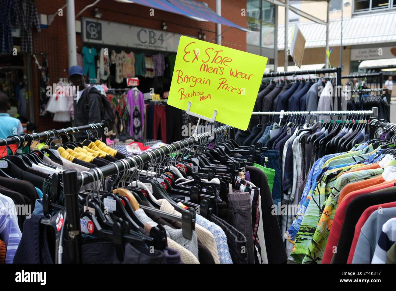 Blick auf die Stände am Bullring Rag Market, die am 18. August 2024 in ...