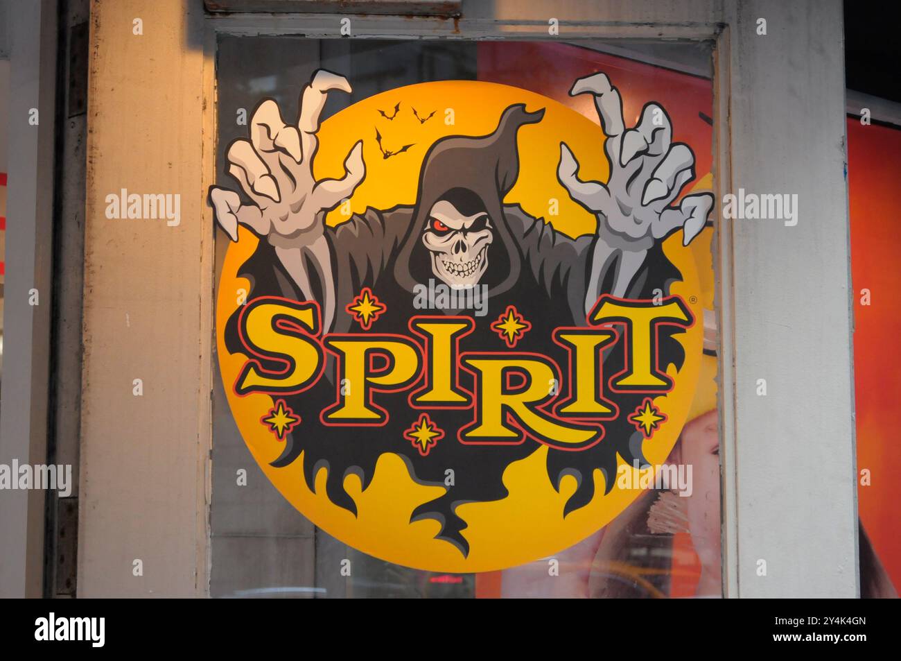Das Spirit Halloween Logo ist in einem Spirit Halloween Store in Manhattan, New York City, zu ...
