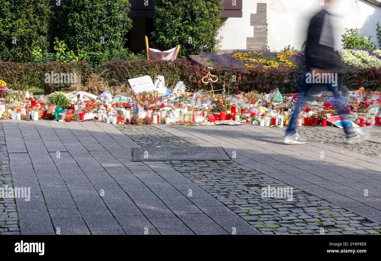 Solingen, Deutschland. September 2024. Hunderte von Kerzen, Blumen und ...