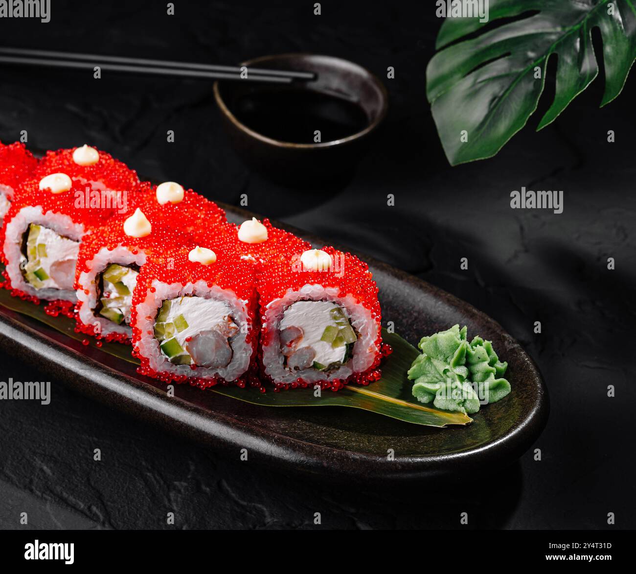 Elegantes Sushi-Brötchen mit rotem Kaviar, serviert mit Sojasauce und ...